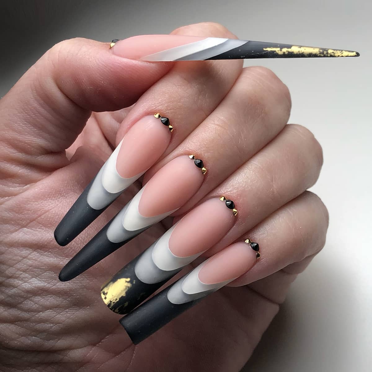 Arte Unghie Nere: Tendenze e Consigli 2024 | Nail Artist Academy